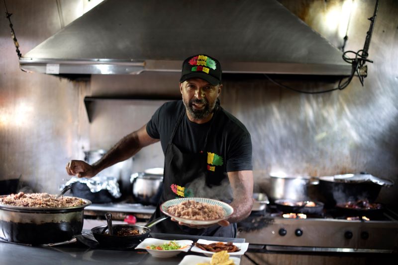 Chefs reinterpretan la comida tradicional en recetario que incluye ...